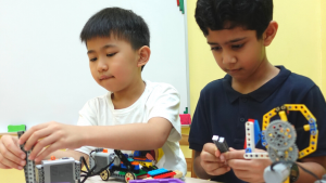 Play-based learning: Understanding free play and guided play – Young ...